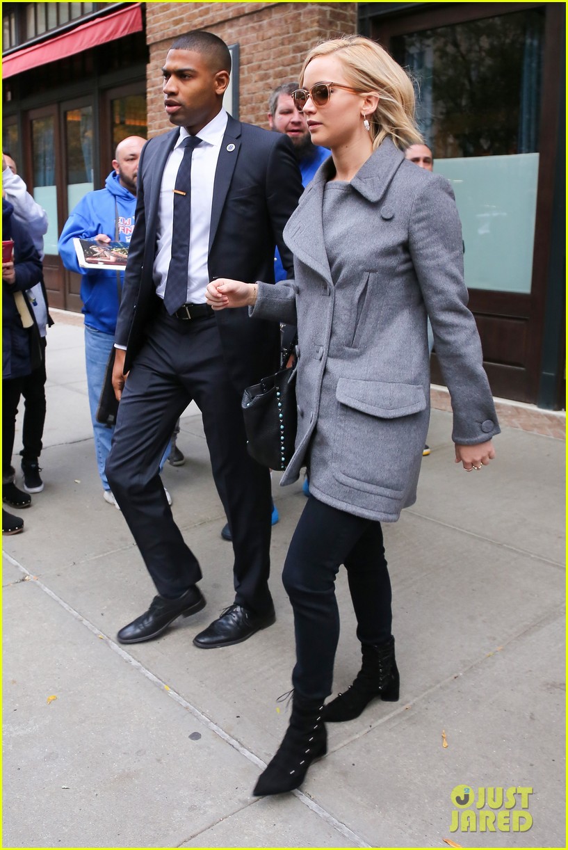 Jennifer Lawrence Wore the Craziest Outfit Ever on 'Fallon': Photo ...