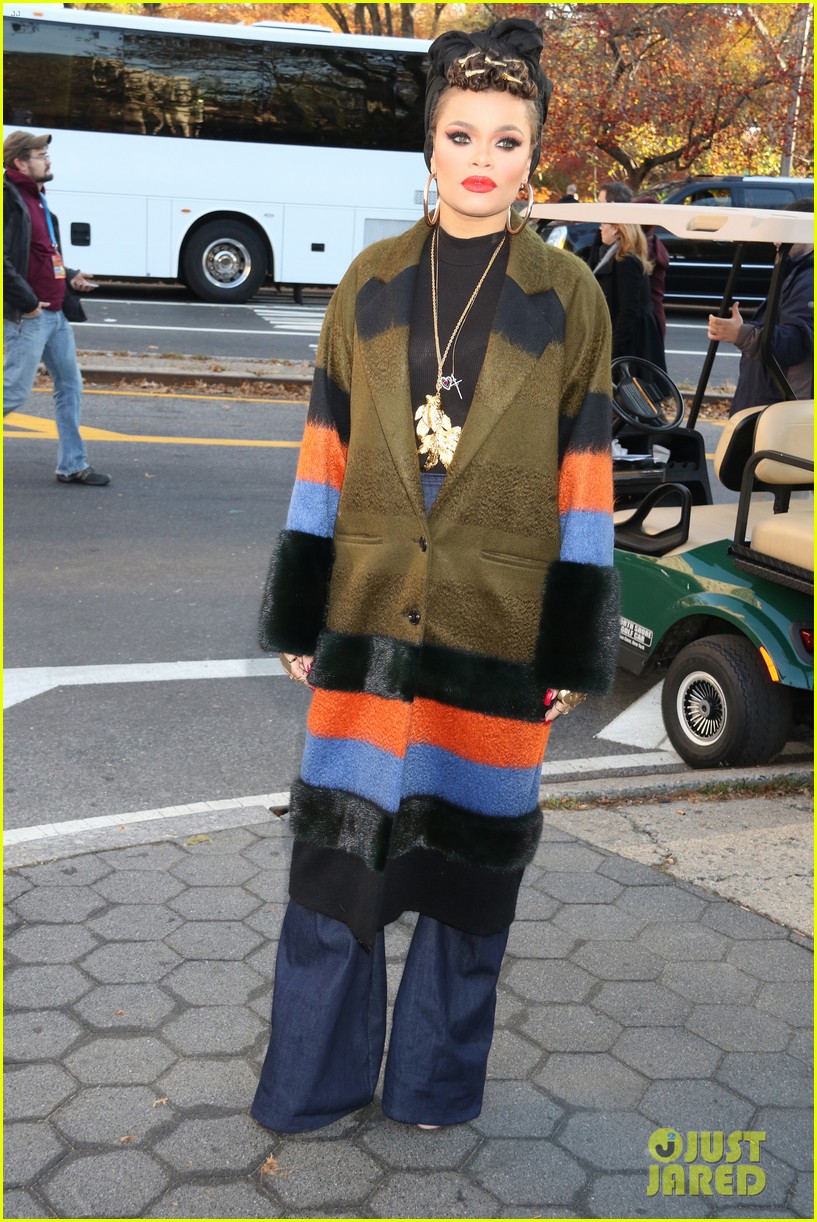 Rachel Platten & Jennifer Nettles Float Their Way Through Macy's ...