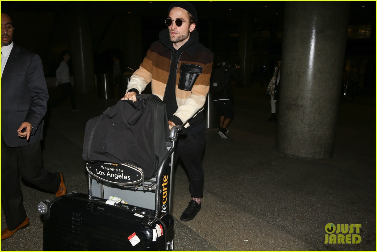 Robert Pattinson & FKA twigs Touch Down in L.A. Together: Photo 3506343 ...