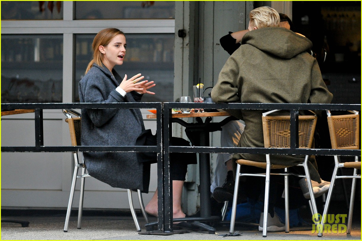 Emma Watson Grabs a Big Apple Lunch with Two Friends: Photo 3499023 ...