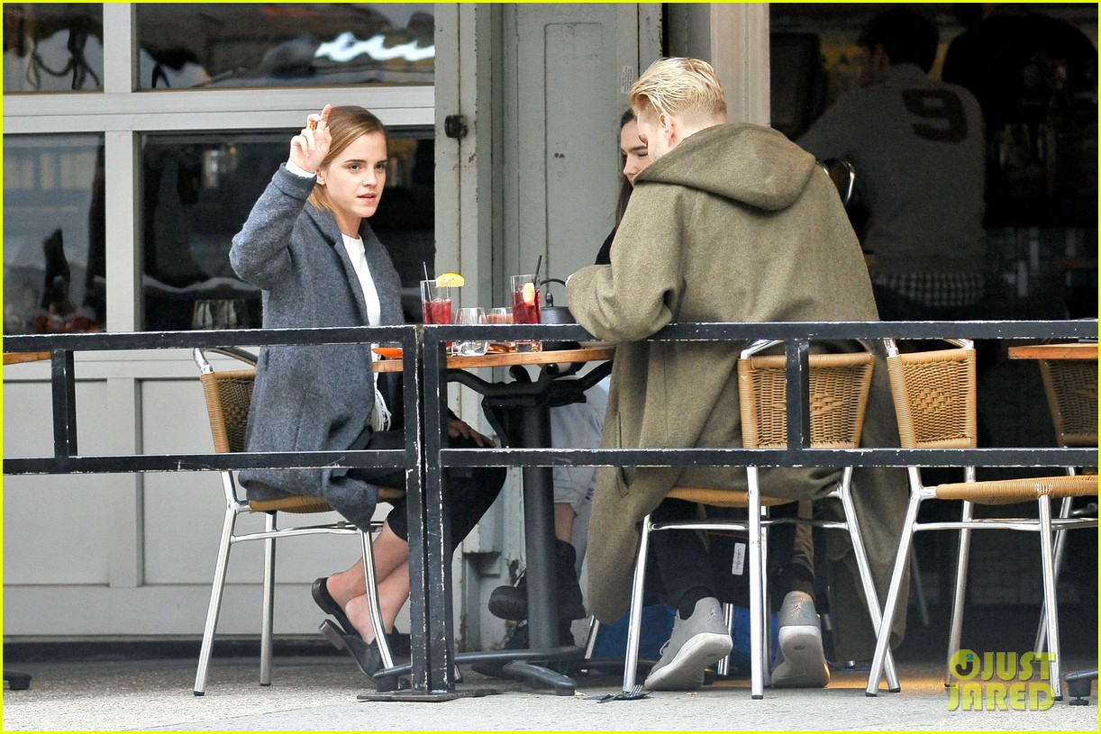 Emma Watson Grabs a Big Apple Lunch with Two Friends: Photo 3499031 ...