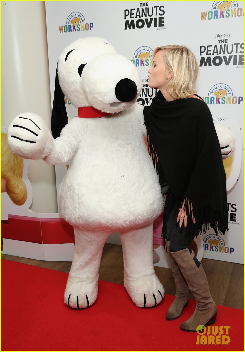Naomi Watts & Liev Schreiber Bring Their Boys to 'The Peanuts Movie ...