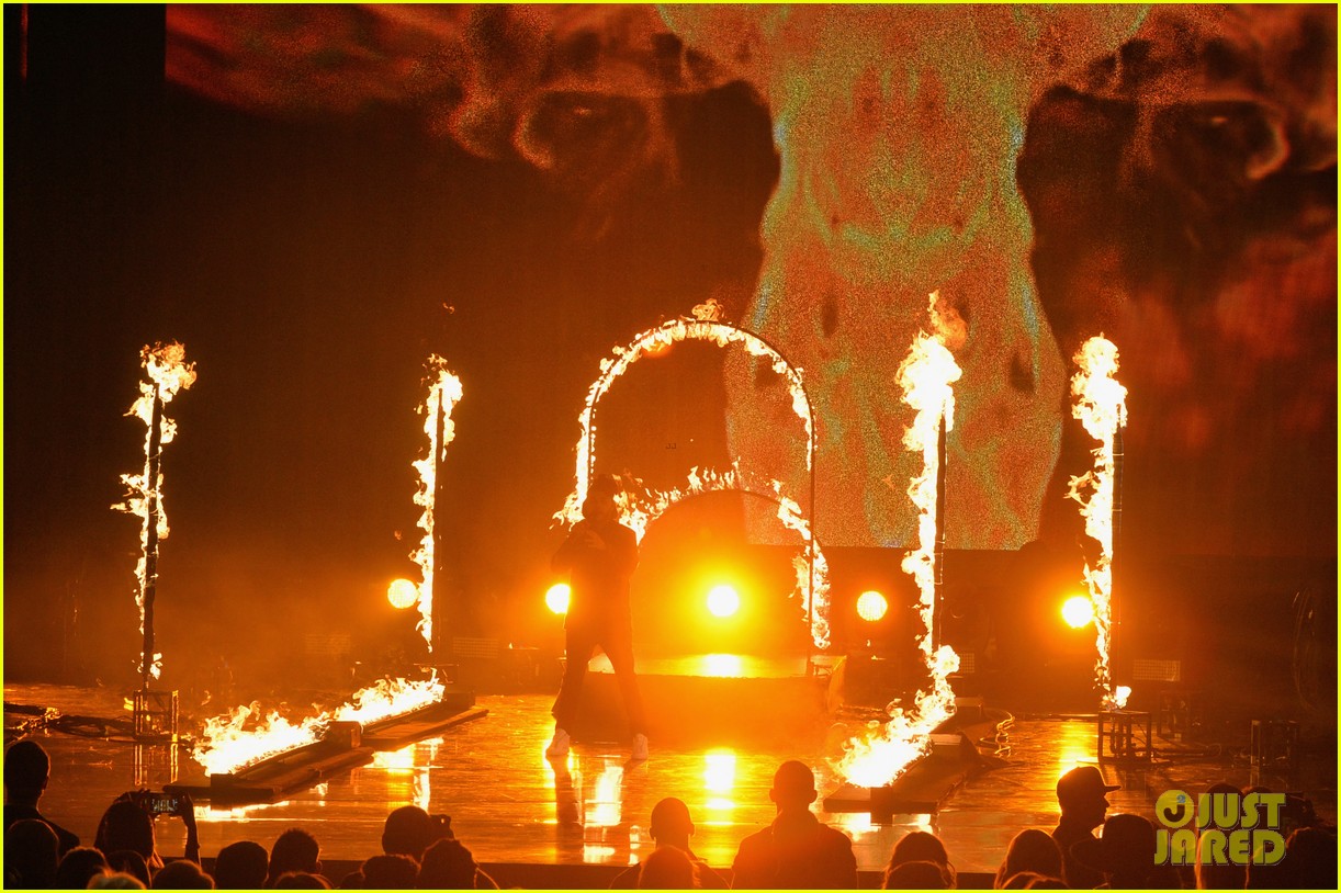 The Weeknd Sets the AMAs 2015 on Fire with 'The Hills' (Video): Photo ...
