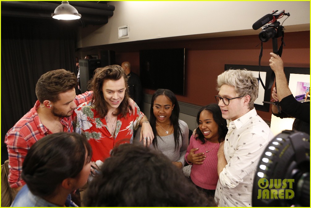 One Direction Share Hug On Stage At 'X Factor' Final After Performing ...