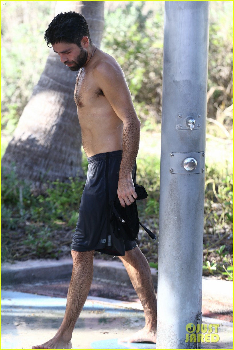 Adrian Grenier Shows Off Shirtless Beach Body in Miami: Photo 3520877 | Adrian Grenier ...