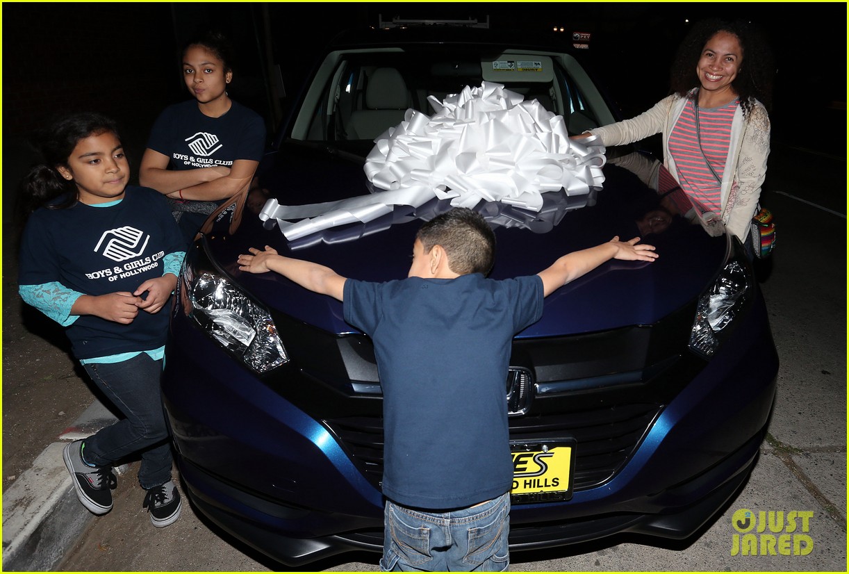 Chris Brown Hands Out Holiday Gifts at Boys & Girls Club of Hollywood ...
