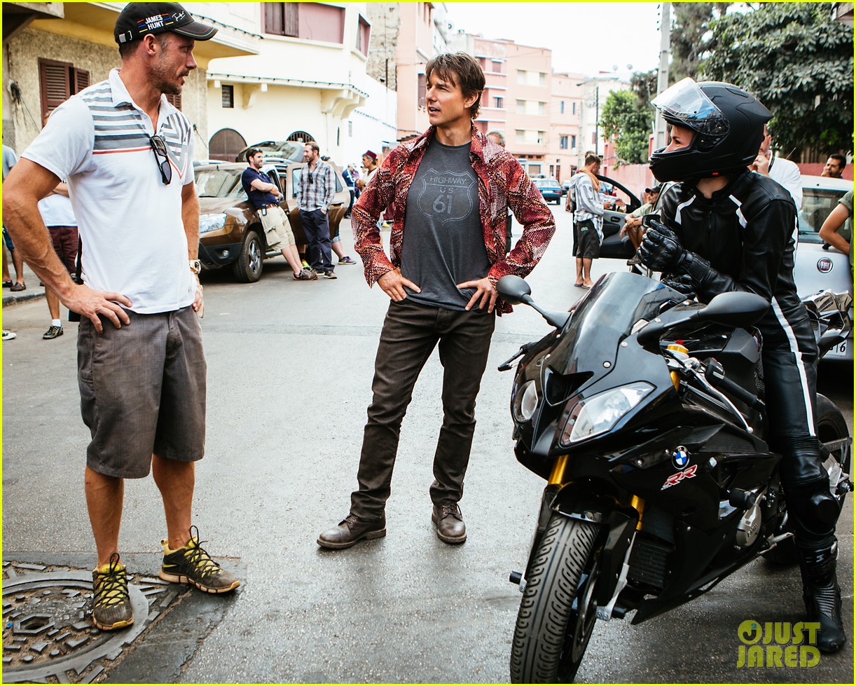 Tom Cruise Stands On a Plane in Exclusive 'Mission: Impossible - Rogue ...