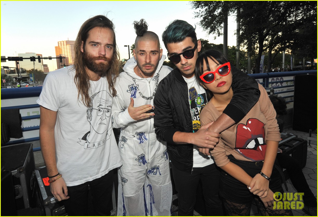 Joe Jonas Performs With Brother Nick at Tampa's Jingle Ball 2015: Photo ...