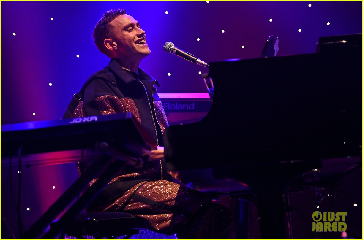 Ellie Goulding Drops 'O Holy Night' Vid Before Annual Holiday Concert ...