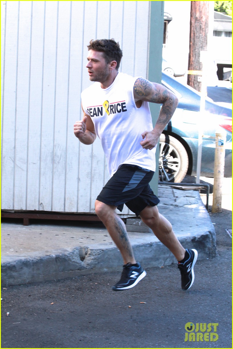 Ryan Phillippe Found His Face in a Delaware Applebee's!: Photo 3519920 ...