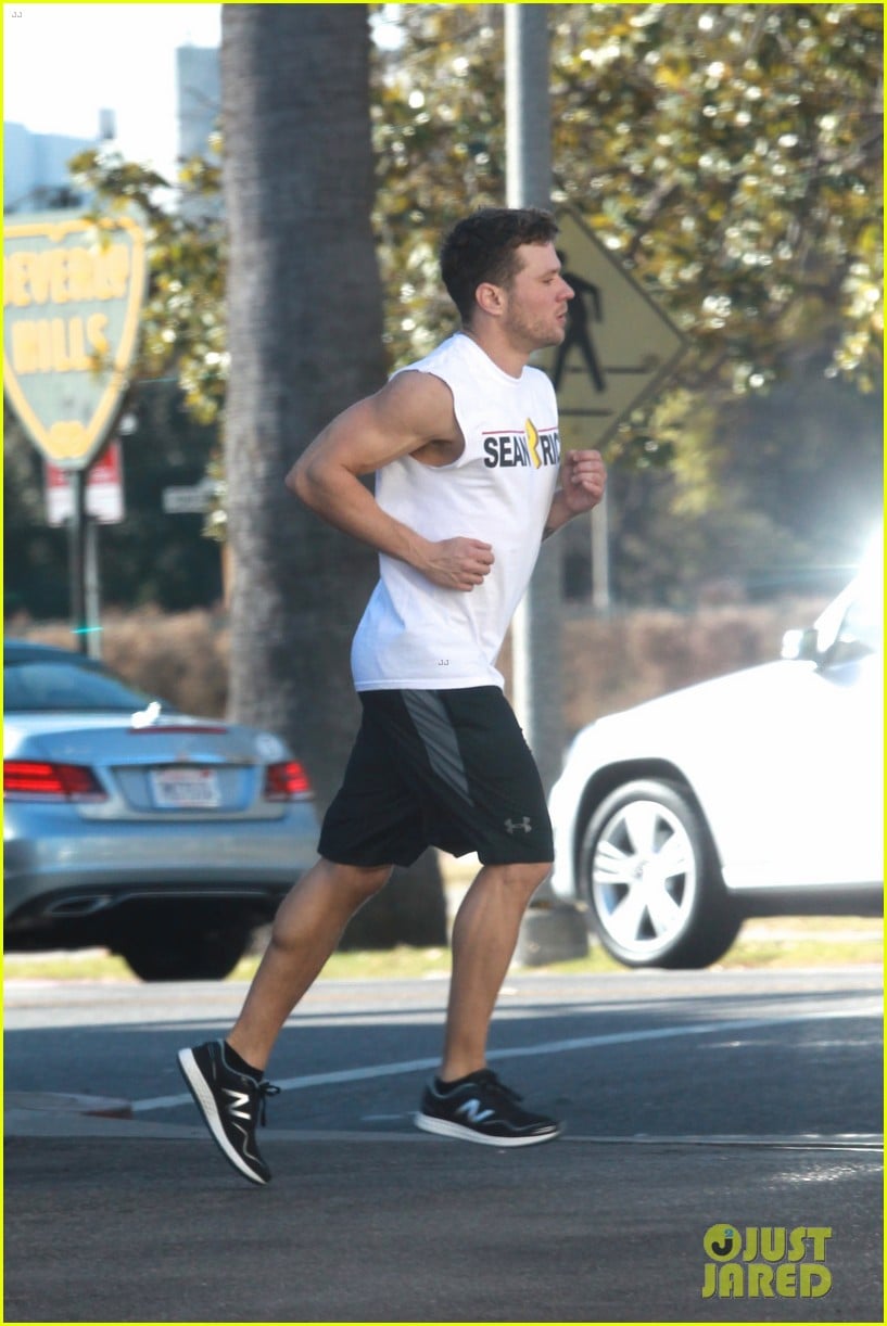 Ryan Phillippe Found His Face in a Delaware Applebee's!: Photo 3519921 ...