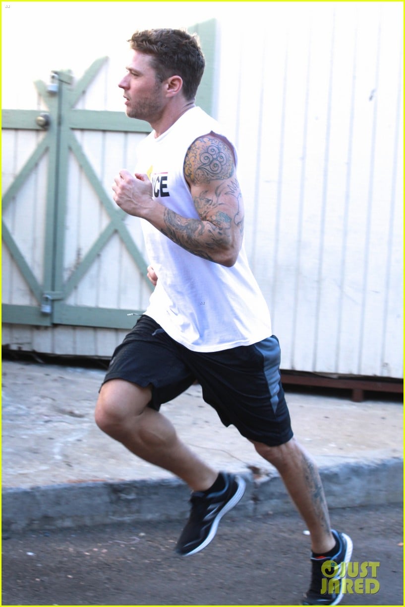 Ryan Phillippe Found His Face in a Delaware Applebee's!: Photo 3519923 ...