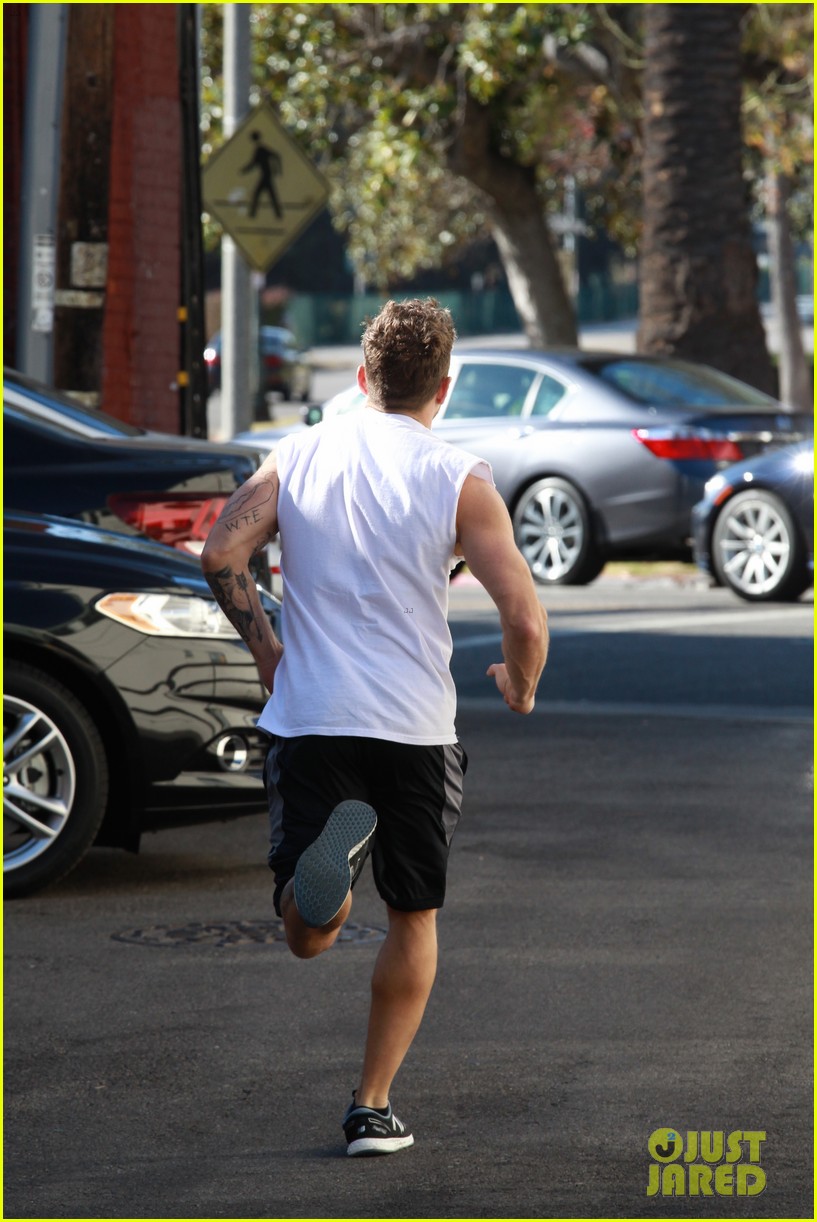 Ryan Phillippe Found His Face in a Delaware Applebee's!: Photo 3519924 ...