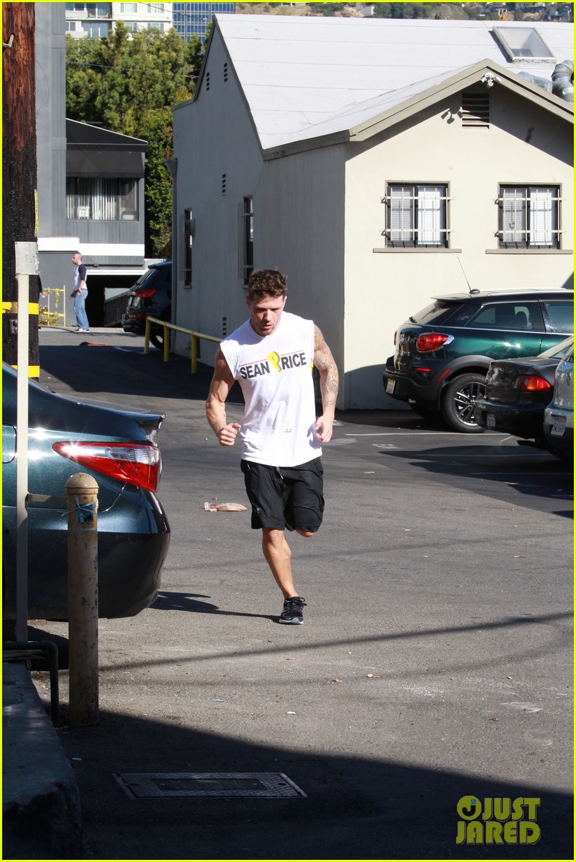 Ryan Phillippe Found His Face in a Delaware Applebee's!: Photo 3519926 ...