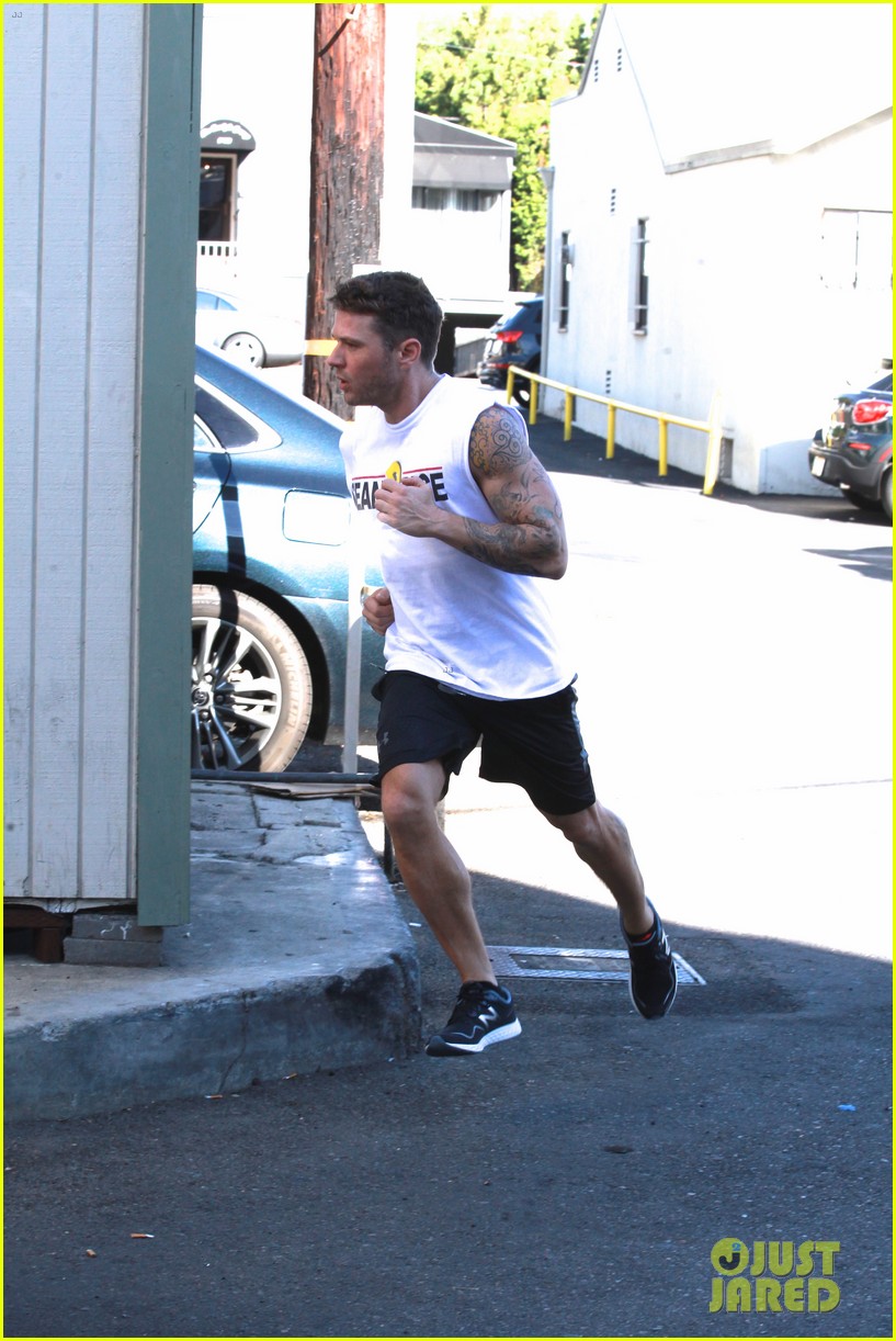 Ryan Phillippe Found His Face in a Delaware Applebee's!: Photo 3519930 ...