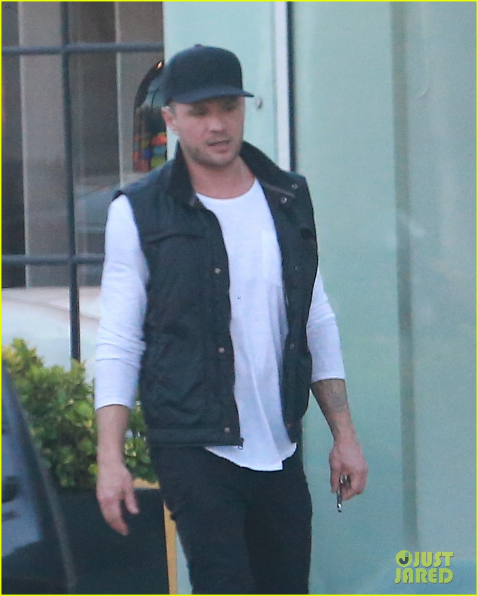 Ryan Phillippe & Shaq Are Now LinkedIn Friends: Photo 3525178 | Ryan ...