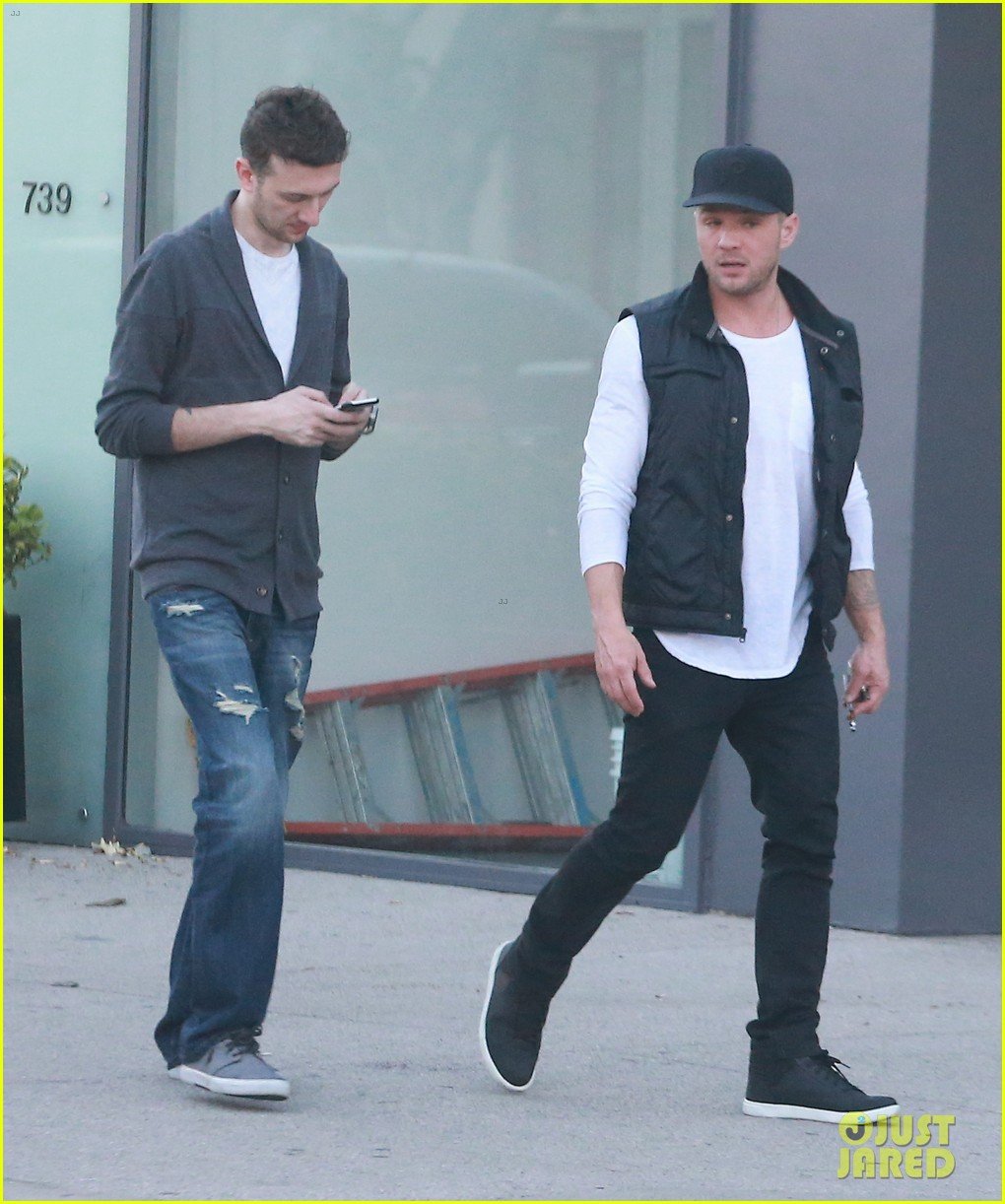 Ryan Phillippe & Shaq Are Now LinkedIn Friends: Photo 3525191 | Ryan ...