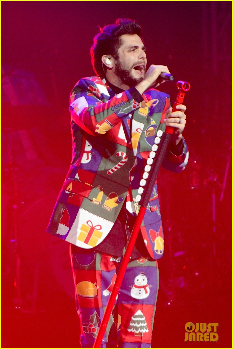 Thomas Rhett's Concert Outfit Is a Big Christmas Explosion!: Photo ...