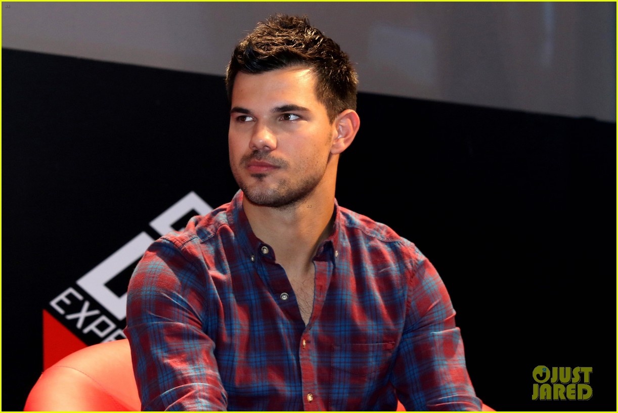 Terry Crews Shows Off Ripped Torso at Comic Con in Brazil: Photo ...