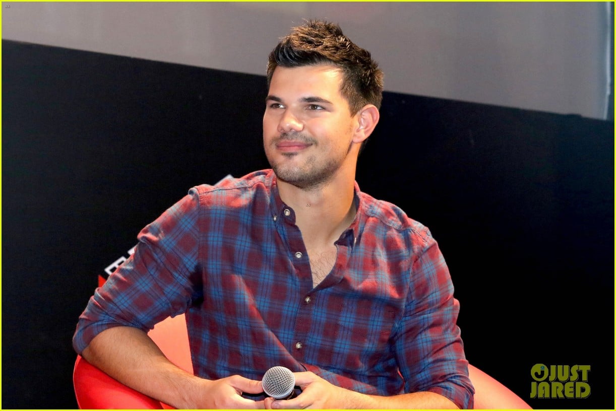 Terry Crews Shows Off Ripped Torso at Comic Con in Brazil: Photo ...