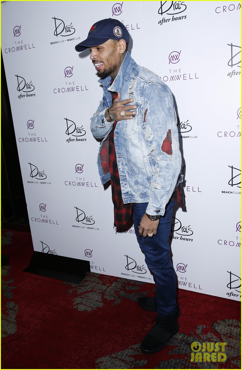 Chris Brown Kicks Off 2016 with Shirtless Vegas Performance: Photo ...