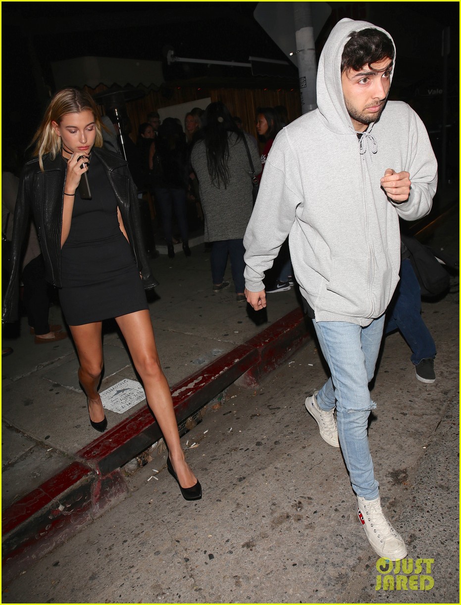 Hailey Baldwin Dines Out At The Nice Guy With Friends: Photo 3553071 ...