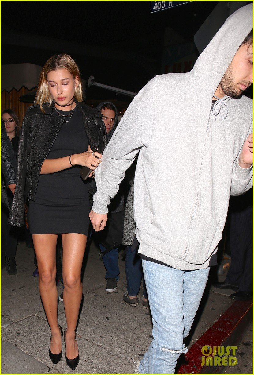 Hailey Baldwin Dines Out At The Nice Guy With Friends: Photo 3553073 ...