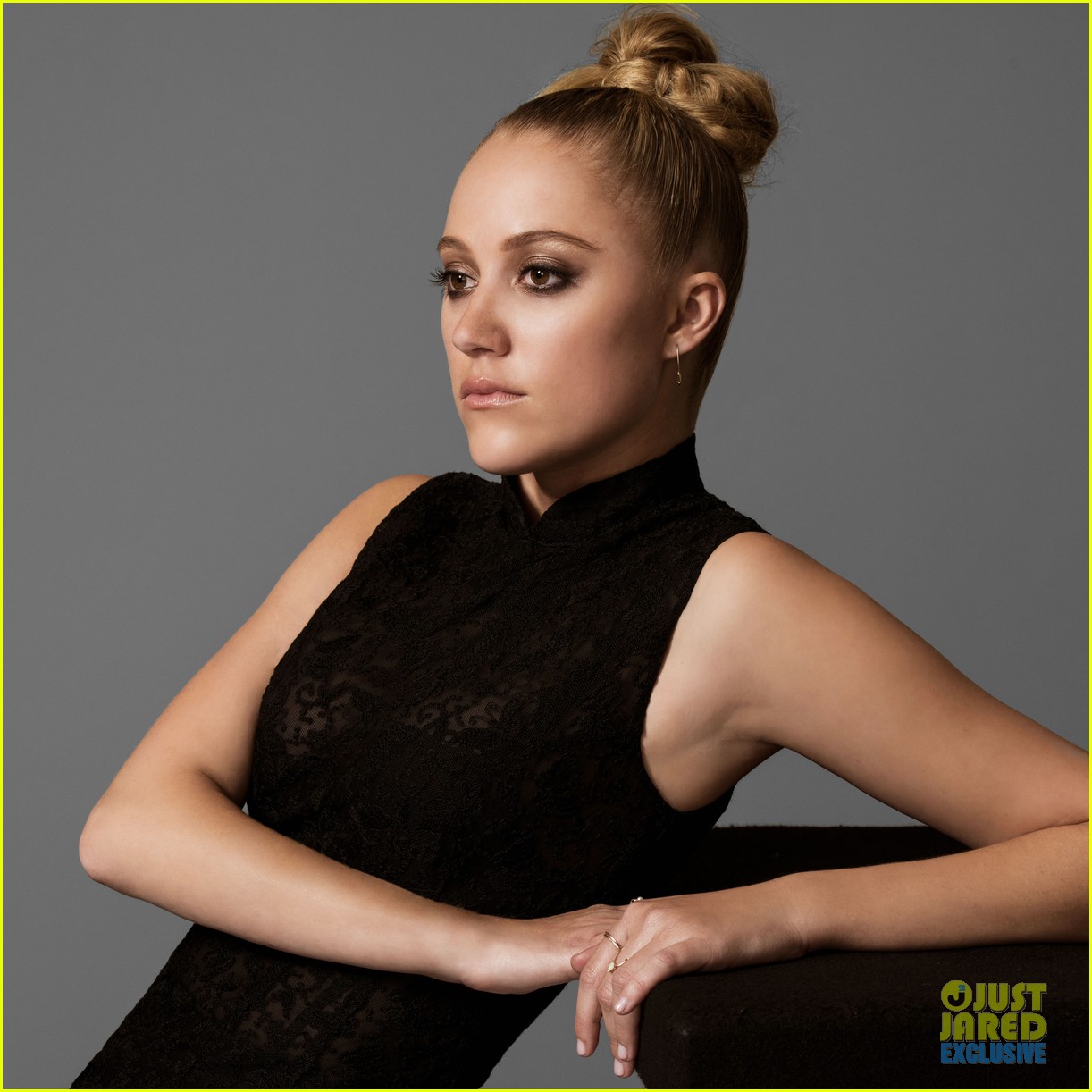 Maika Monroe & Nick Robinson Pose for JJ's '5th Wave' Portrait Session ...