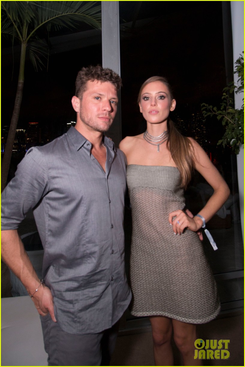 Ryan Phillippe S Fiancee Paulina Slagter Shows Off Engagement Ring