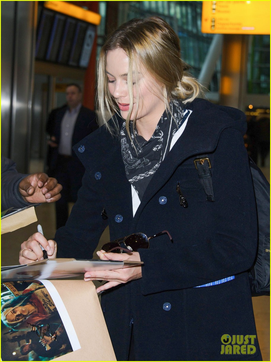 Margot Robbie Flies to London After Amazing 'Suicide Squad' Trailer ...