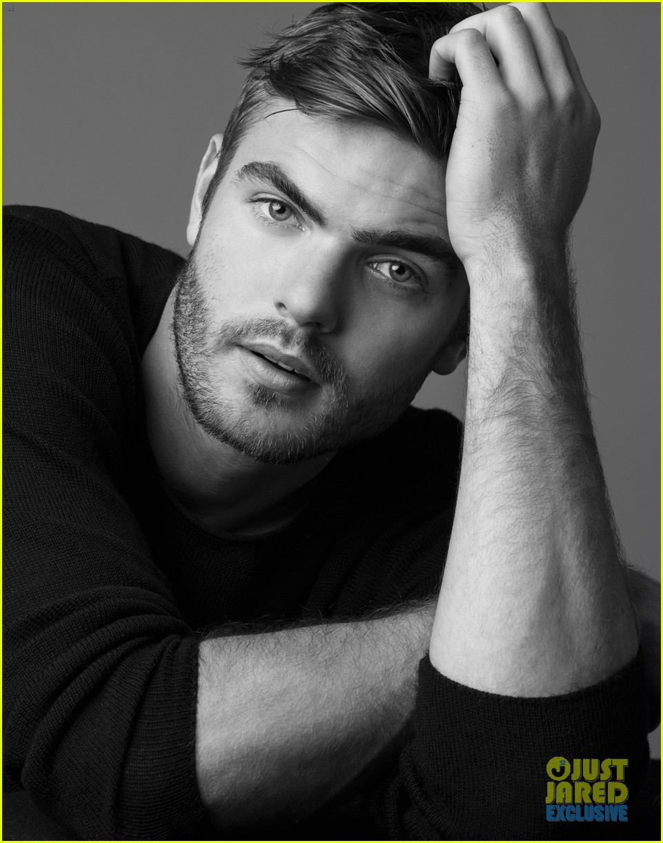 The 5th Wave's Alex Roe Talks Filming His Own Stunts, His Celeb Crush ...