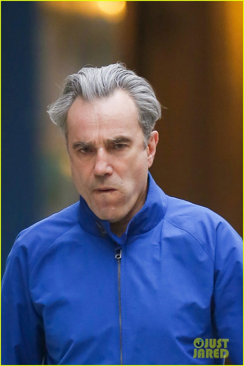 Daniel Day-Lewis Strolls Around NYC in Rare Sighting: Photo 3570505 ...