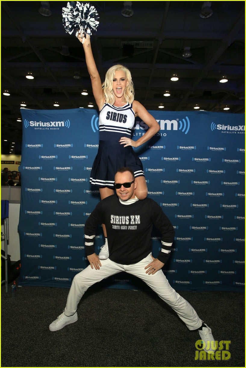 Jenny McCarthy & Donnie Wahlberg Are Adorable Super Bowl Cheerleaders ...