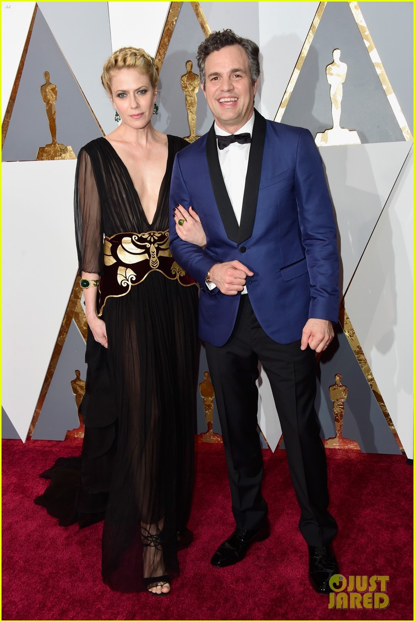 Mark Ruffalo Hits Oscars 2016 Red Carpet After Attending Sexual Abuse ...