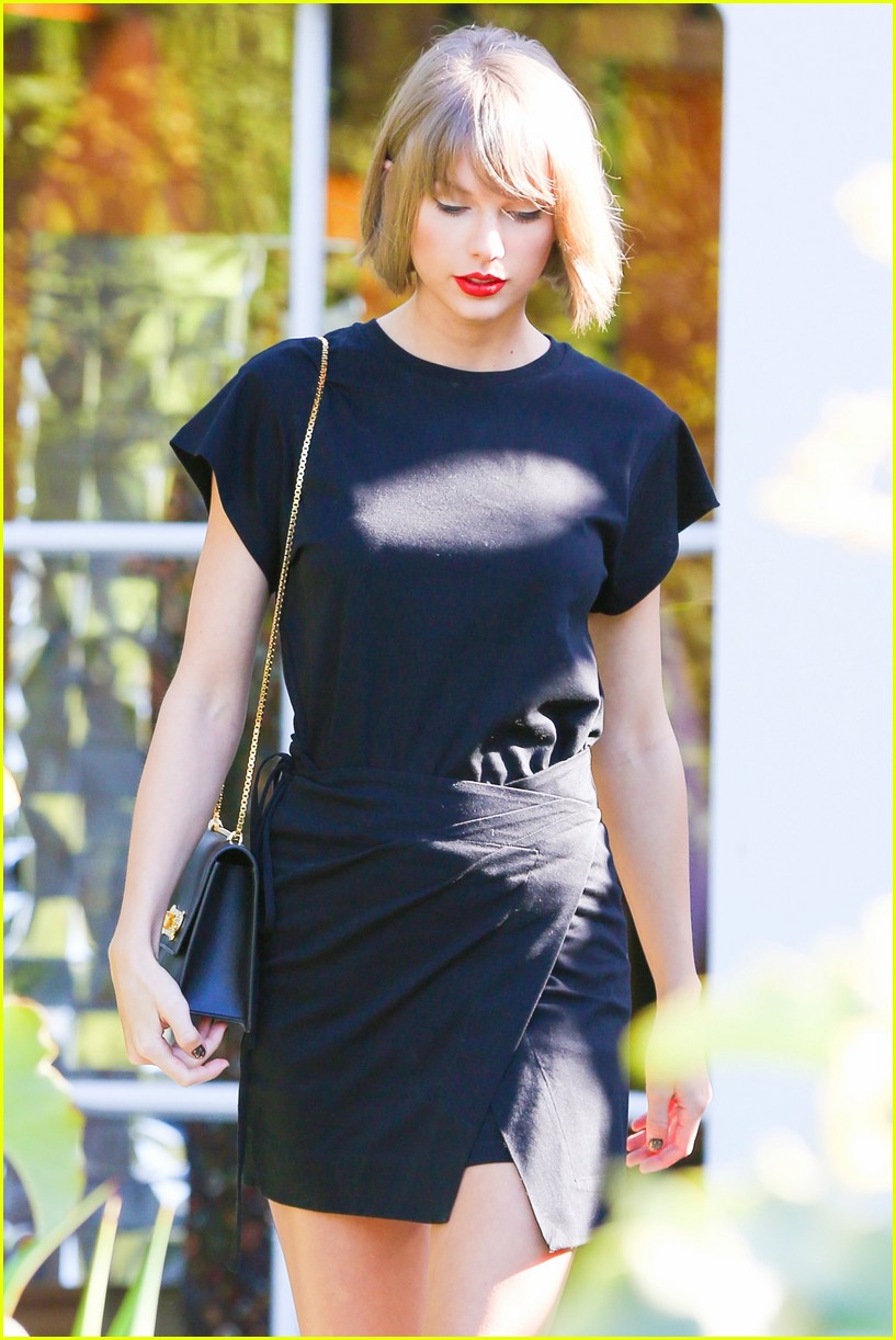 Taylor Swift Donates $1,989 to Help Fan Break College Charity Record ...