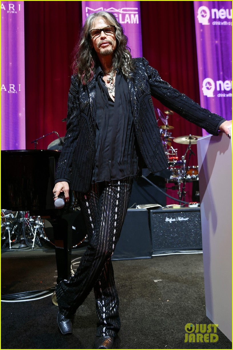 Sheryl Crow & Steven Tyler Hug it Out at Elton John's Oscar Party ...