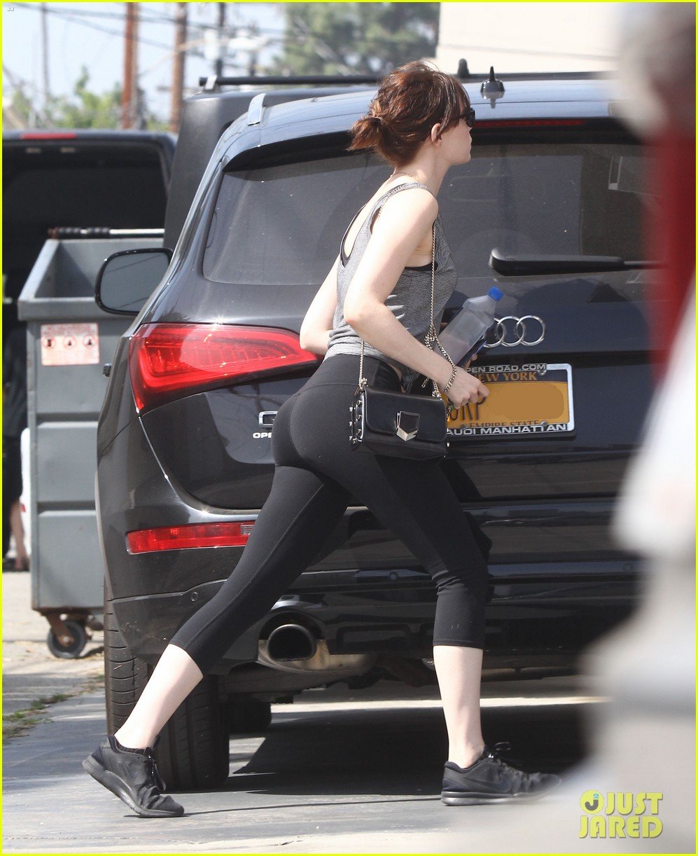 Emma Stone Makes A Quick Run to Her Afternoon Gym Session: Photo ...