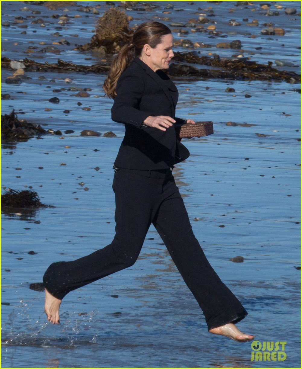Jennifer Garner Takes a Fully Clothed Dip in the Ocean: Photo 3600702 ...