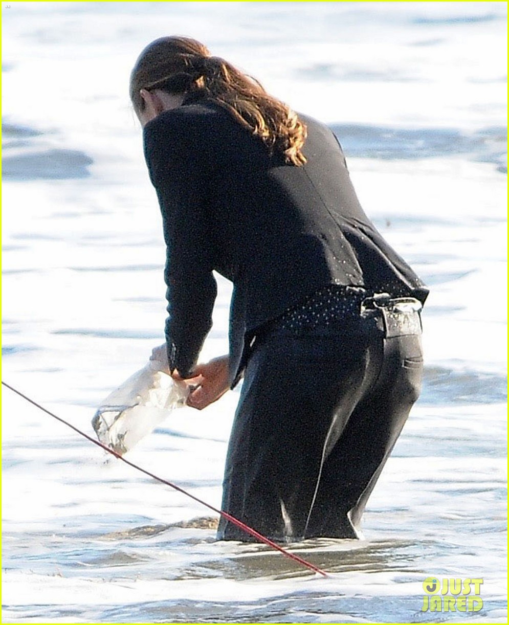 Jennifer Garner Takes a Fully Clothed Dip in the Ocean: Photo 3600705 ...