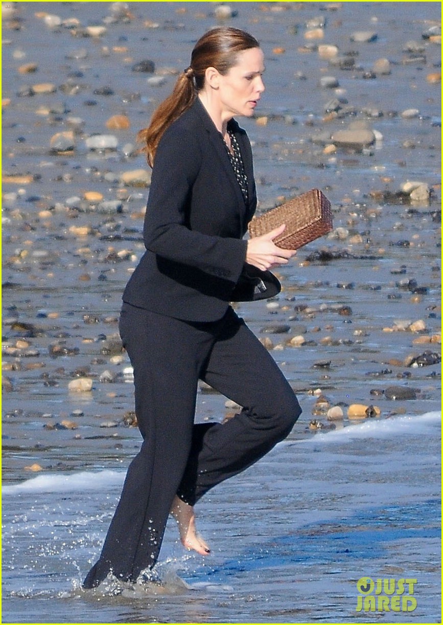 Jennifer Garner Takes a Fully Clothed Dip in the Ocean: Photo 3600709 ...
