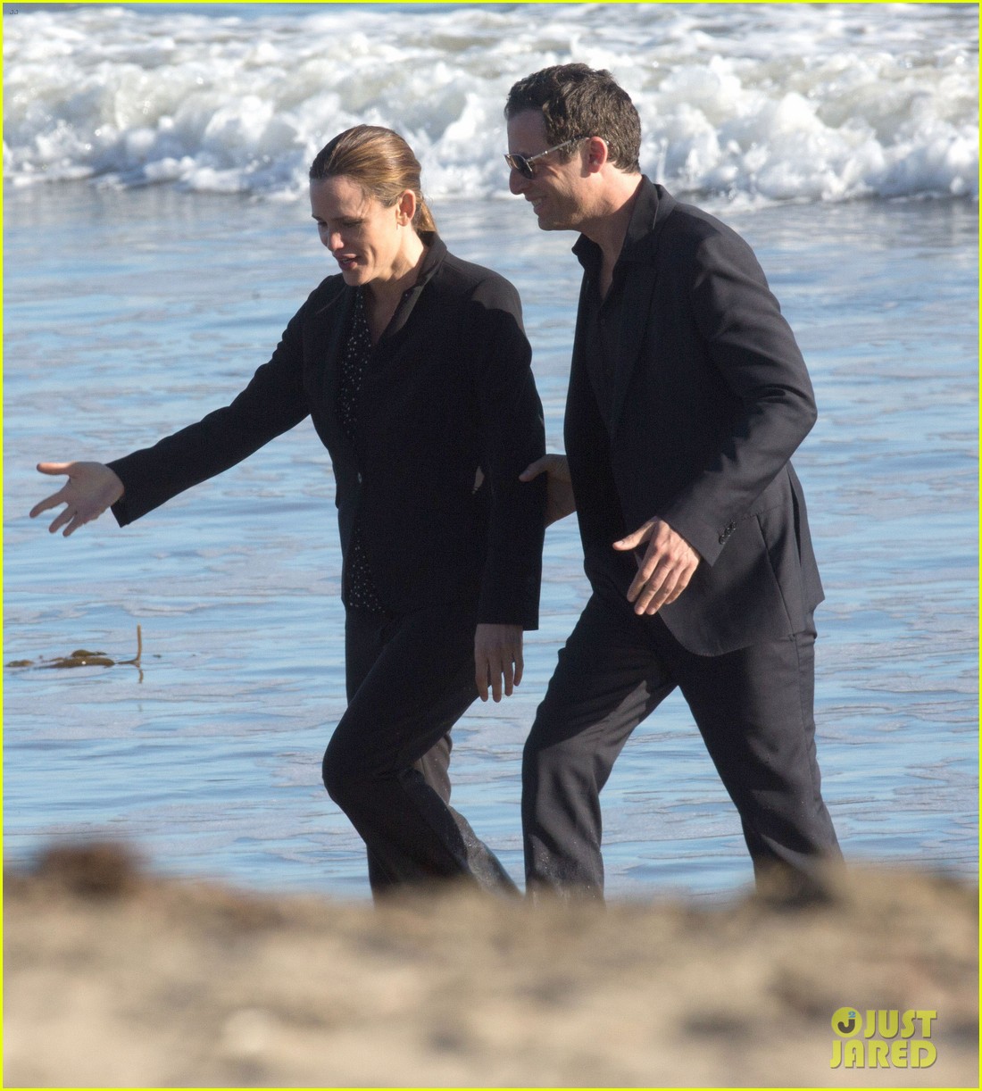 Jennifer Garner Takes a Fully Clothed Dip in the Ocean: Photo 3600727 ...