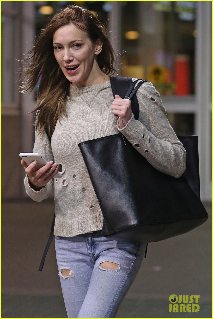 Arrow's Katie Cassidy & Caity Lotz Dance it Up! (Videos): Photo 3608118 ...