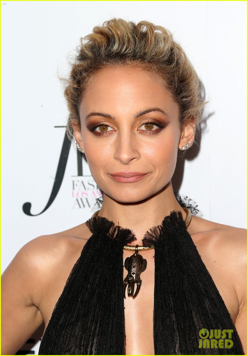 Jennifer Lopez & Kate Hudson Present to Their Friends at Daily Front ...