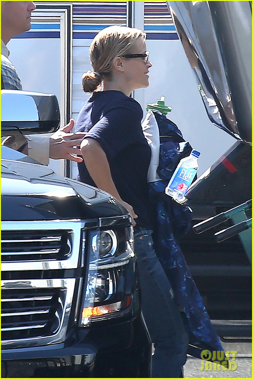 Reese Witherspoon Takes a Family Trip to the Beach: Photo 3609263 ...