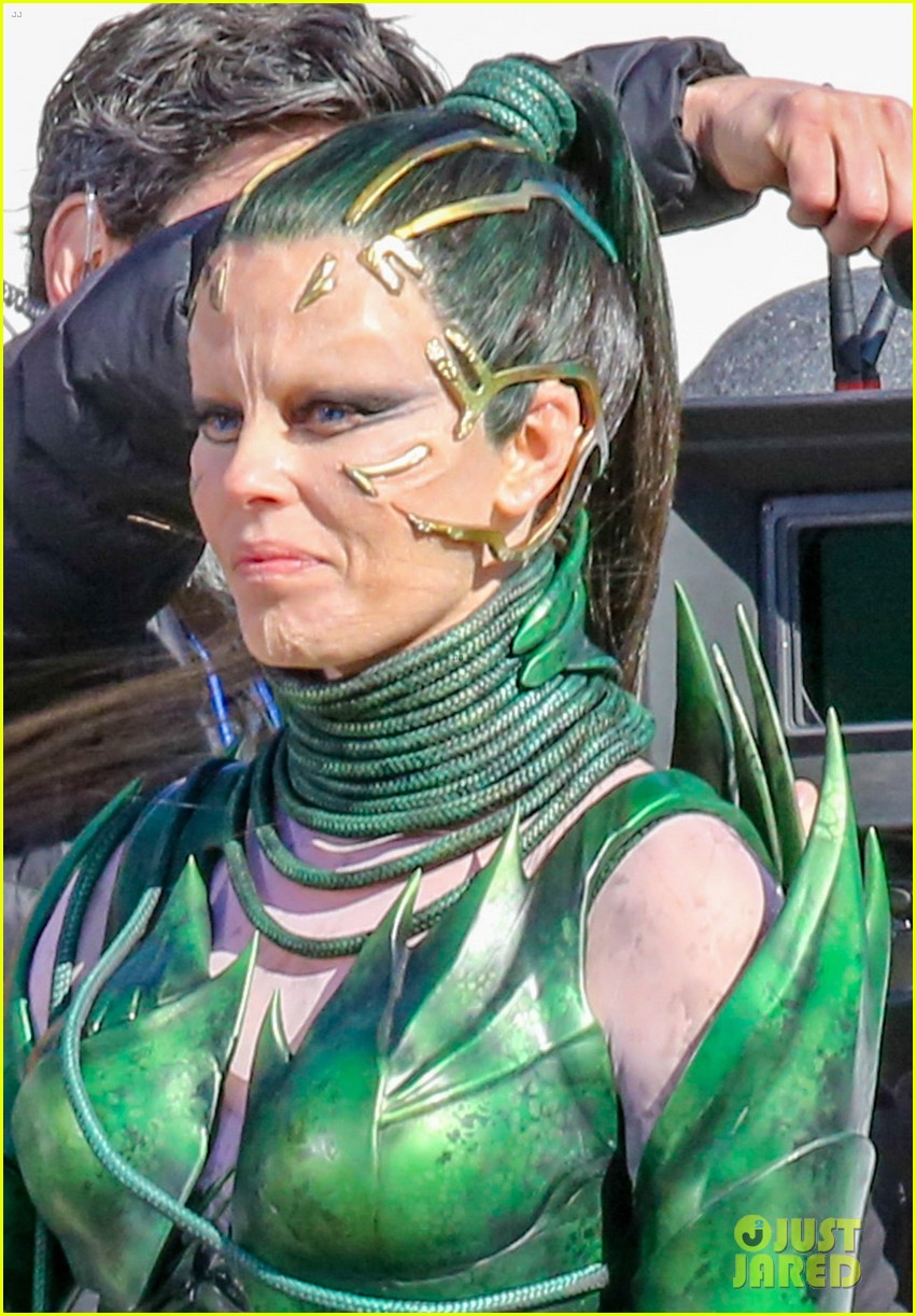 Elizabeth Banks Gets Into Action as Rita Repulsa on 'Power Rangers' Set ...