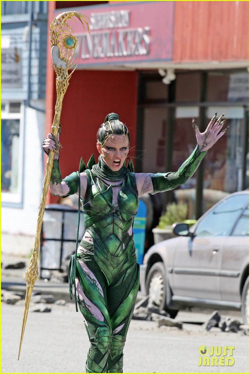 Elizabeth Banks Gets Into Action as Rita Repulsa on 'Power Rangers' Set ...