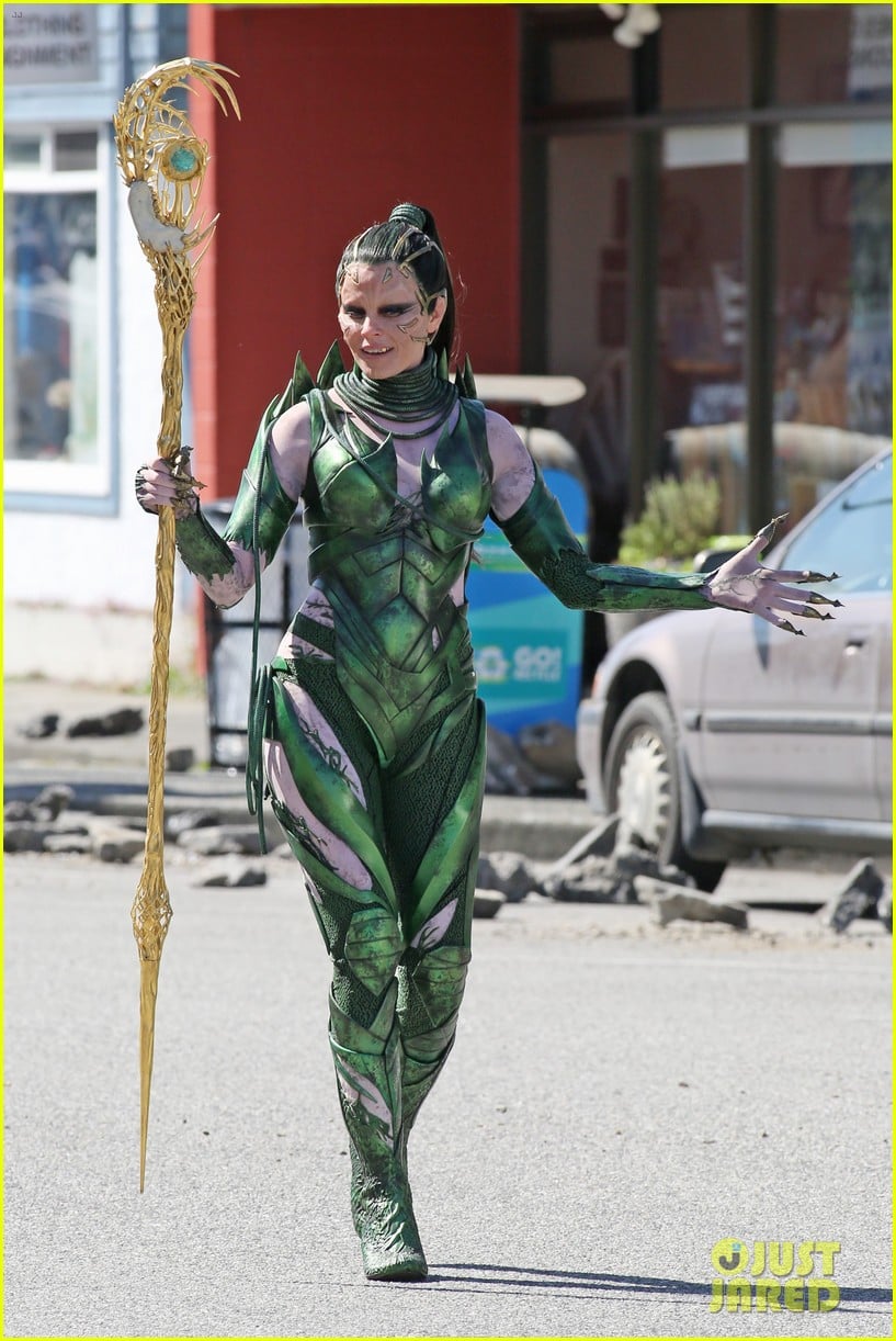 Elizabeth Banks Gets Into Action as Rita Repulsa on 'Power Rangers' Set ...