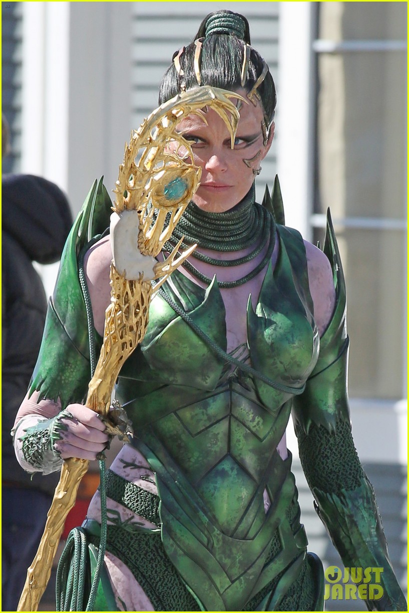 Elizabeth Banks Gets Into Action as Rita Repulsa on 'Power Rangers' Set ...