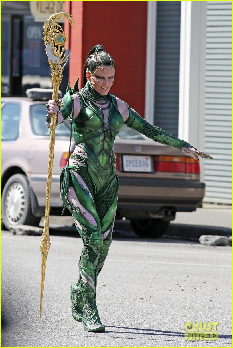 Elizabeth Banks Gets Into Action as Rita Repulsa on 'Power Rangers' Set ...