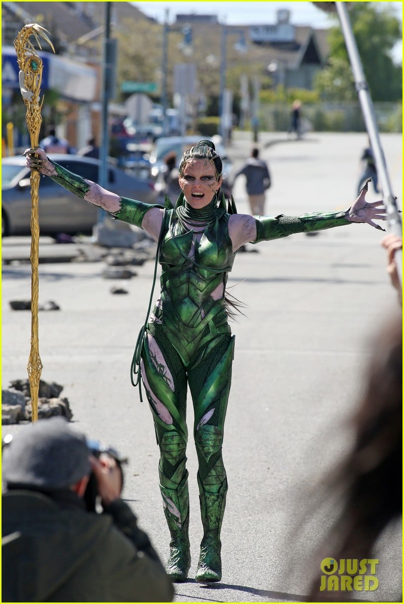 Elizabeth Banks Gets Into Action as Rita Repulsa on 'Power Rangers' Set ...